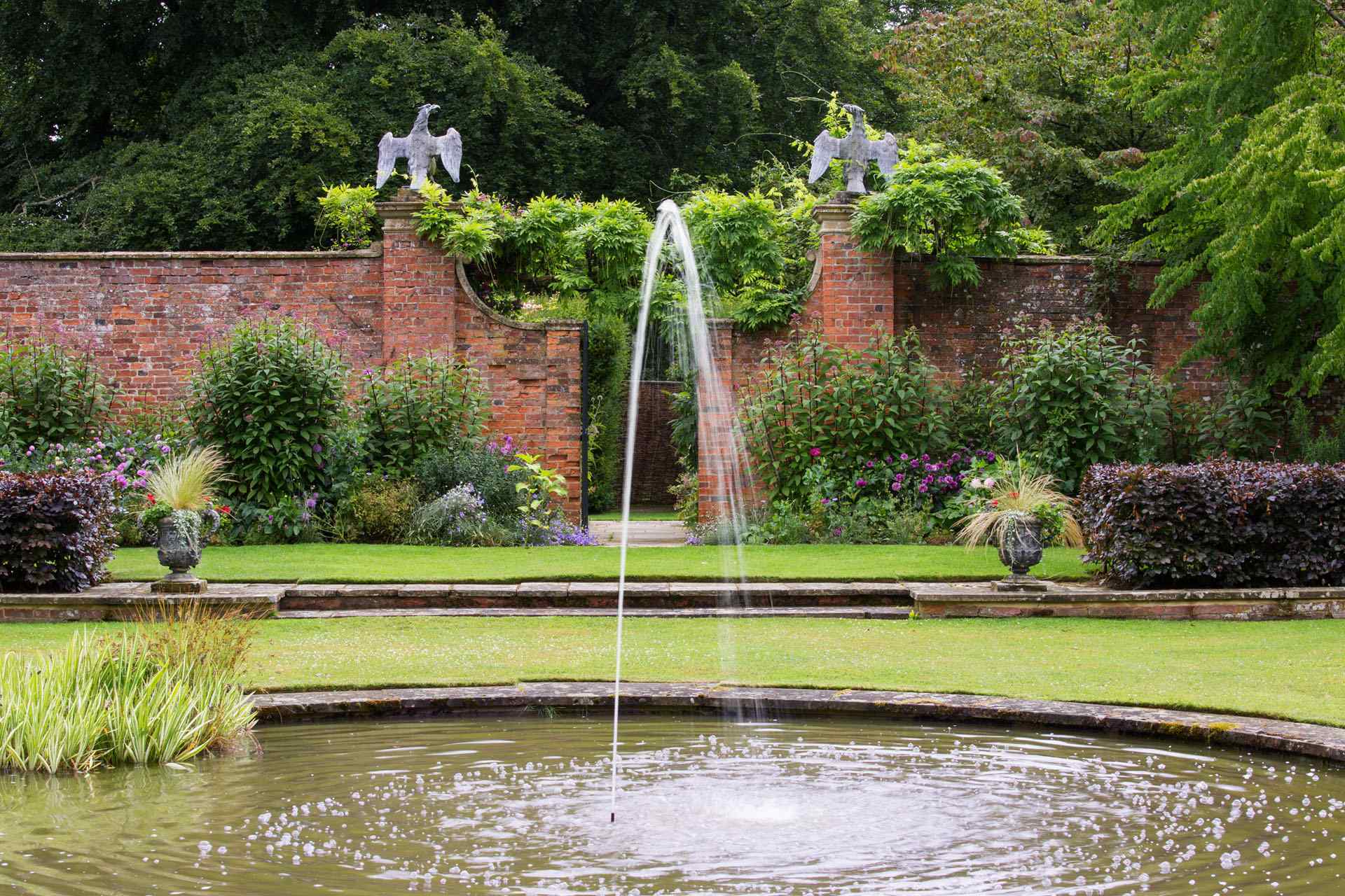 THE POOL GARDEN - Cottesbrooke Hall