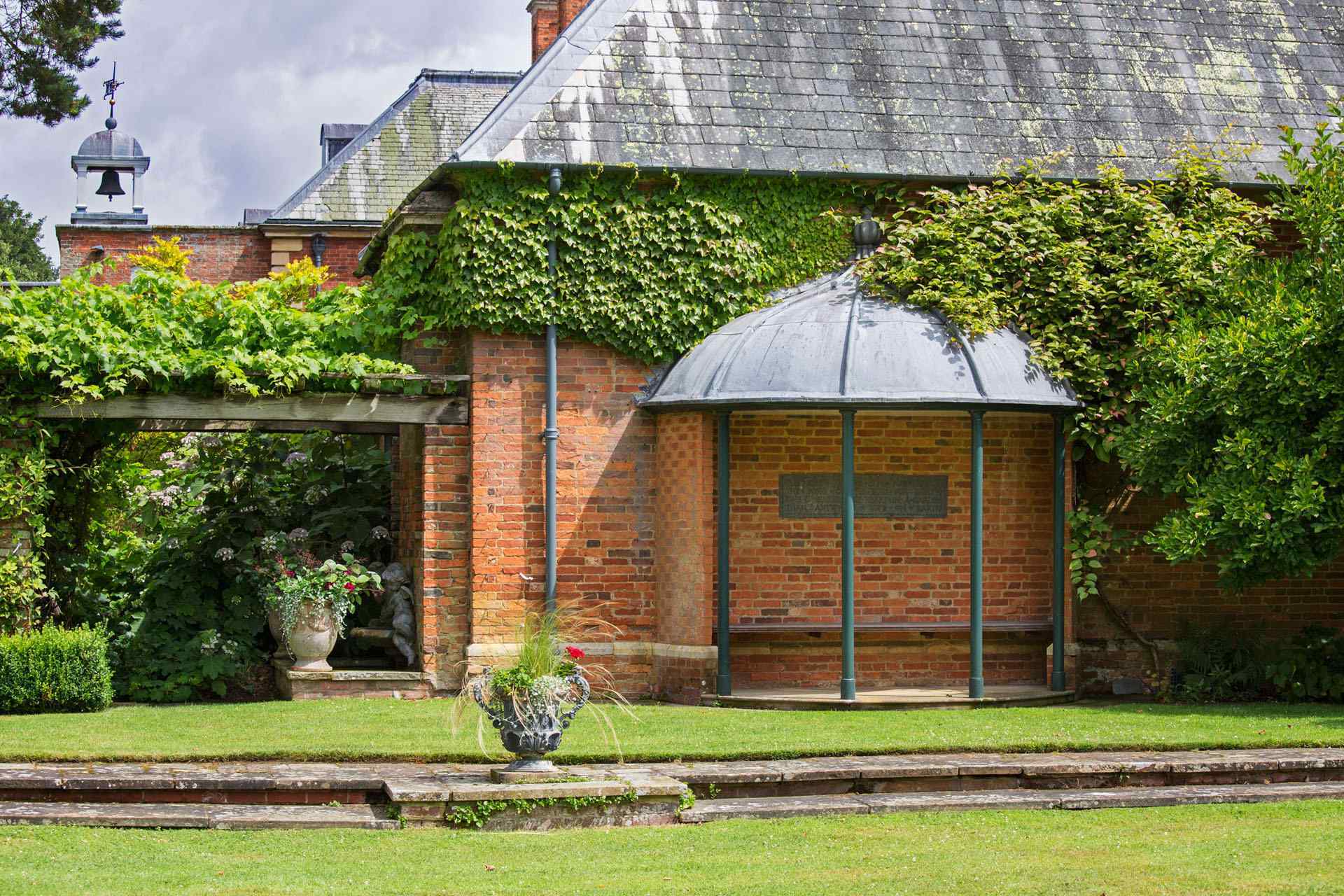 THE POOL GARDEN - Cottesbrooke Hall